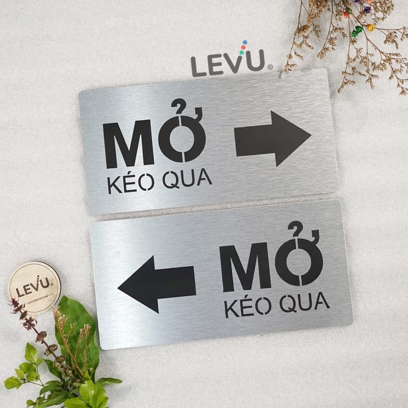 Bảng dán hướng dẫn đóng mở cửa bằng nhôm alu bạc xước LEVU-ALU03 • LEVUSHOP