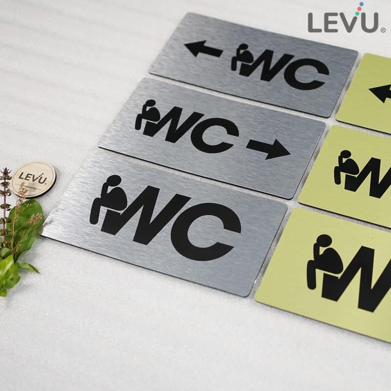 Bảng nhôm alu WC chỉ hướng đến khu vực nhà vệ sinh LEVU-ALU05 • LEVUSHOP